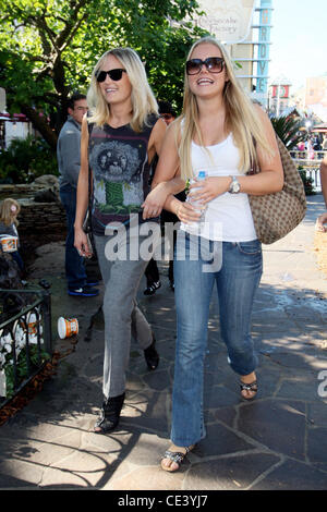 Malin Akerman and her sister Jennifer Akerman stroll arm-in-arm through ...