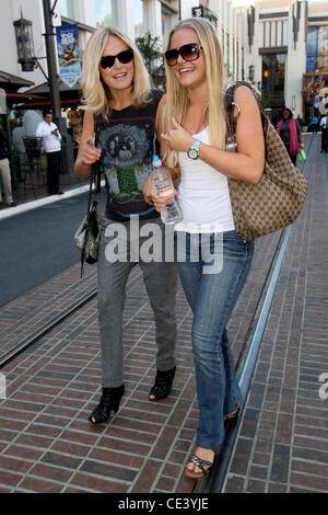 Malin Akerman and her sister Jennifer Akerman stroll arm-in-arm through ...