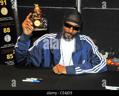 Rapper Snoop Dogg greets fans during Landy Cognac VS signing at ...