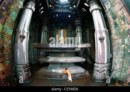 Shiva Linga shrine with devotee Stock Photo - Alamy