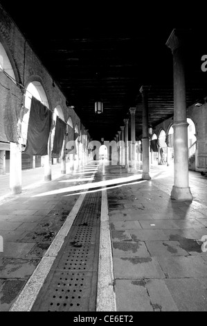 Empty fish market Stock Photo - Alamy