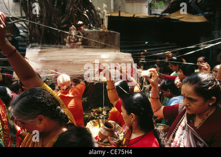 Indian women praying tying thread to banyan tree worship, Vat Savitri ...