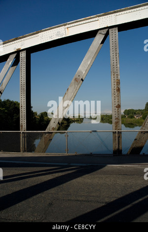 M60 Bridge over the Manchester Ship Canal from Barton Bridge ...