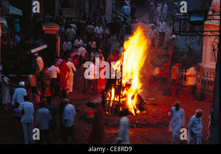 Holika bonfire ; Holi festival ; Bombay ; Mumbai ; Maharashtra ; India ...