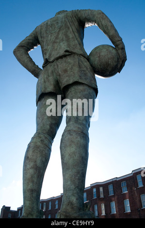 Statue of Peter Osgood at Chelsea Football Club, London Stock Photo - Alamy