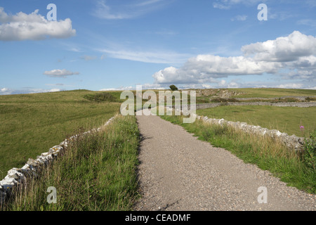 High Peak Trail footpath, Gotham Curve, disused railway line, Peak ...