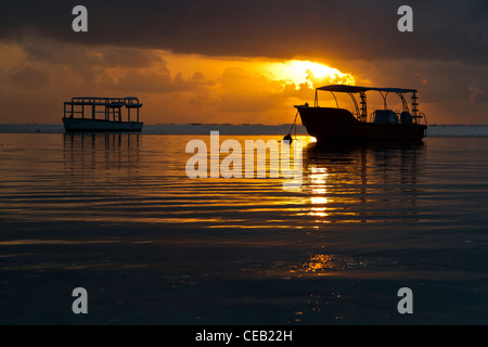 Mombasa, beach, sunrise, africa, sun, boat, kenya ,Sunrise over the ...