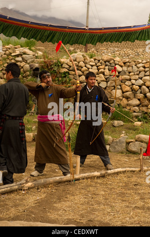 Archery target in desert Stock Photo - Alamy