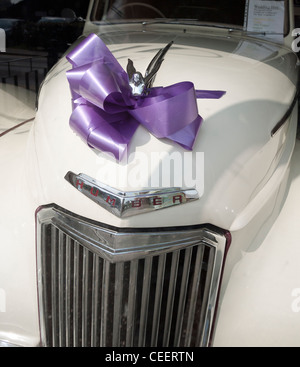 Classic wedding hire car Stock Photo - Alamy