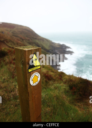 " unfenced cliff sign Stock Photo - Alamy