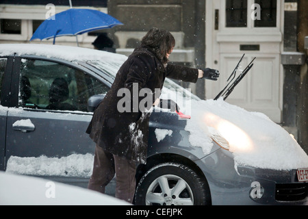 Man taking snow off his car in the winter Stock Photo - Alamy
