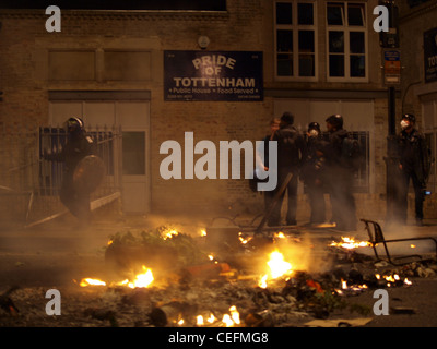 Members of the Metropolitan Police Territorial Support Group (TSG or ...