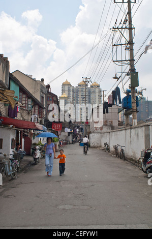 Old town part of Shanghai populated by poor people Stock Photo - Alamy