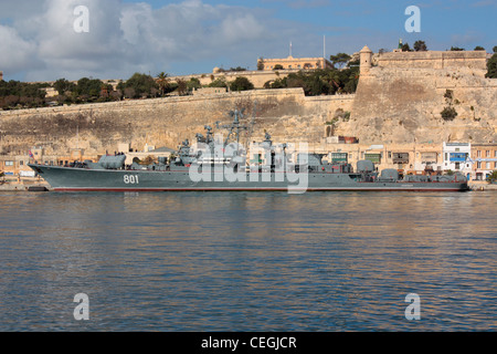 The missile frigate "Ladny" of the Russian Navy makes missile launch ...