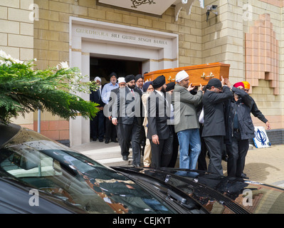 Sikh Funeral with Coffin being carried into the Crematorium Stock Photo - Alamy