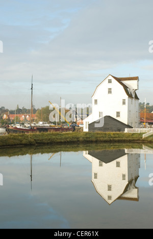 Tide mill pool reflection Woodbridge, Suffolk, England built 1793 on ...
