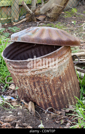 Old Metal rusty dustbin Stock Photo - Alamy