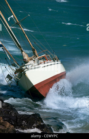 yacht crash on the rocks in stormy weather Stock Photo - Alamy