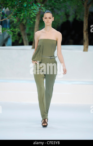 Akris Paris Ready to Wear Spring Summer Model Yevgeniya Kedrova ...