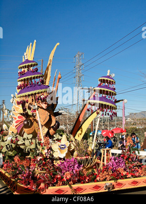 2012 Rose Parade static float display featuring Singing Cowboy Roy ...