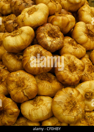Smoked garlic (Allium sativum Stock Photo - Alamy