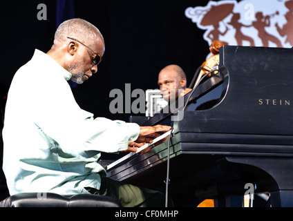Ahmad Jamal with James Cammack on bass, Manolo Badrena on percussion ...