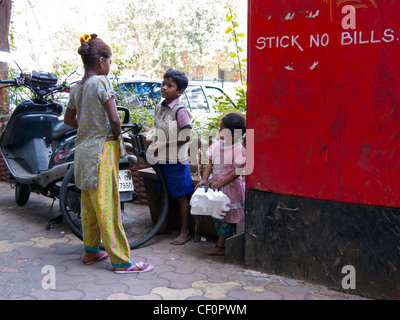 India, Maharashtra, Mumbai, Homeless family asleep on a pavement in ...