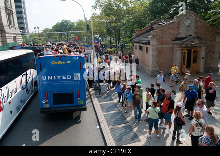 People queuing to ride on tour bus around New York, USA Stock Photo - Alamy