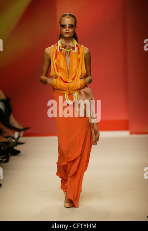 Pollini by Rifat Ozbeck Milan Spring Summer Model brunette hair off ...