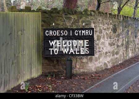 "Welcome to Wales" / "Croeso i Gymru" sign on the England / Wales ...