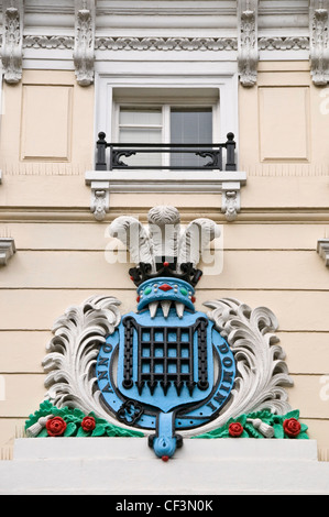 Royal heraldic coats of arms above the entrance to Linlithgow Palace ...