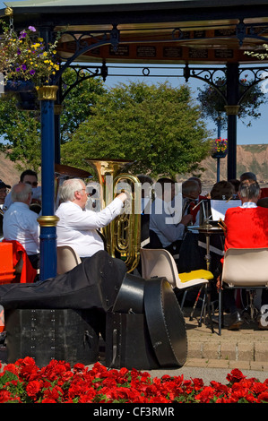 Visitors to Filey in North Yorkshire enjoy the beach Stock Photo - Alamy