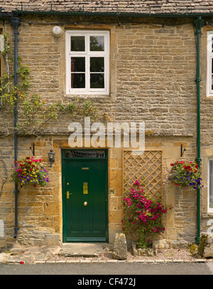 Traditional honey-coloured limestone cottages in the quaint Cotswold ...
