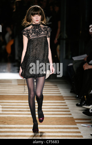 Sue Stemp New York Ready to Wear Spring Summer Brunette female model ...
