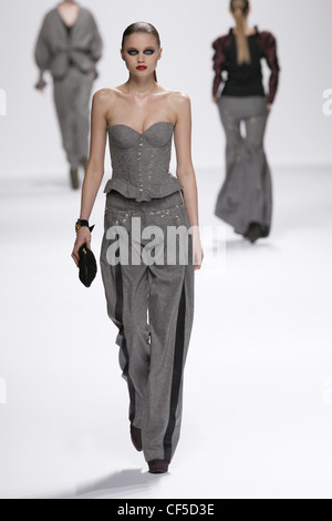 Viktand Rolf Paris Ready to Wear S S Model Robyn Connwith brunette hair ...