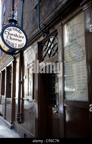 Old fashioned English pub, building dates back to the 16th century ...