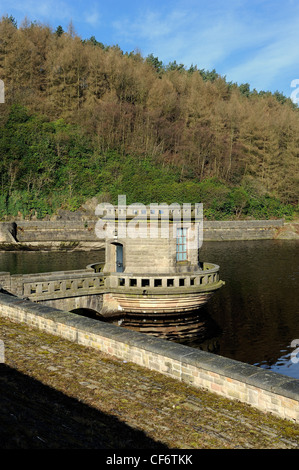 draw off towers ladybower dam reservoir derbyshire england uk Stock ...