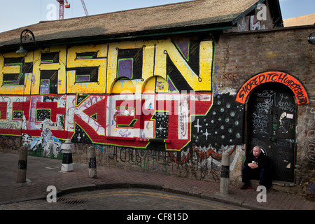 Alcoholic homeless man drinking in alleyway Stock Photo - Alamy