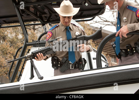 Texas DPS agent removes a M2-40 machine gun from newly commissioned ...
