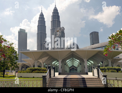 The Masjid Asy-Syakirin mosque at KLCC Park with the Petronas Towers in ...