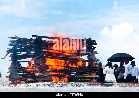 Body burning on funeral pyre at Hindu cremation at Manikarnika ...