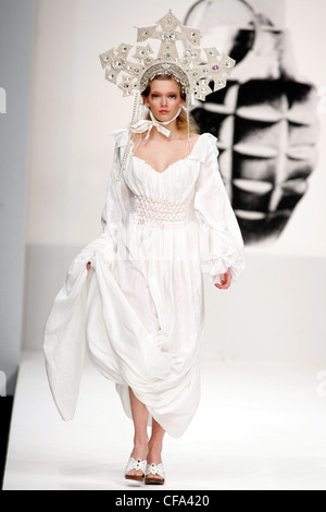 B Rude London Ready to Wear Autumn Winter Platinum blonde female model ...