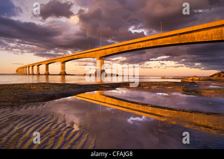 Confederation Bridge crossing Northumberland Strait, New Brunswick to ...