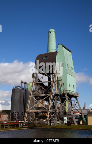 port of Goole docks, a Tom Pudding hoist in Goole docks with St John's ...