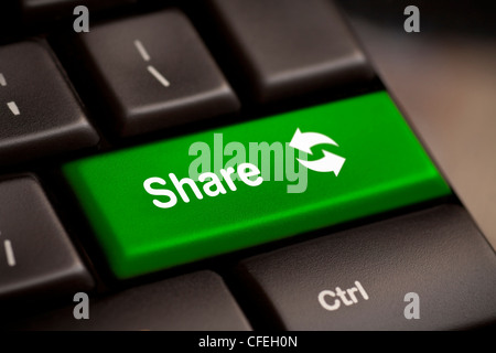 Green share button Stock Photo - Alamy
