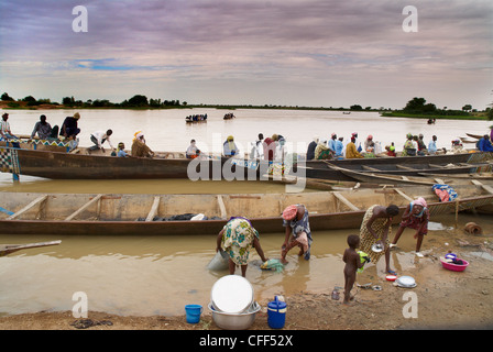 Niger. Sunday market at Ayorou on the Niger river bank. Bellas woman ...