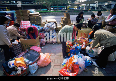 Hong Kong Filipino overseas workers prepare balikbayan boxes in Central ...