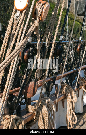 Ropes and rigging on old sailing ships Stock Photo - Alamy