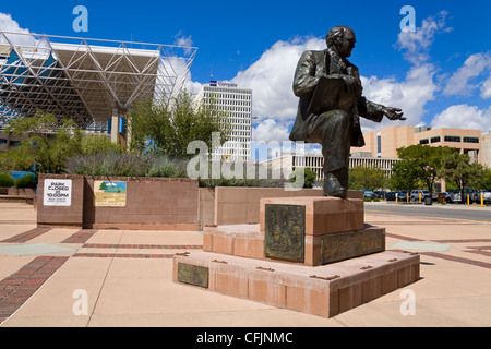 USA, New Mexico, Albuquerque, statue of Virgin Mary in front of Stock ...