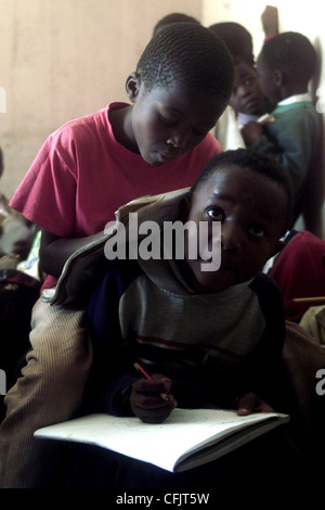 Learners at the Vuyolwethu Combined School in Rondebult in the East ...